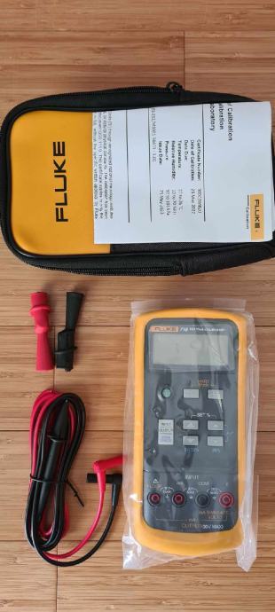 Kalibrator Fluke 715 VoltmA