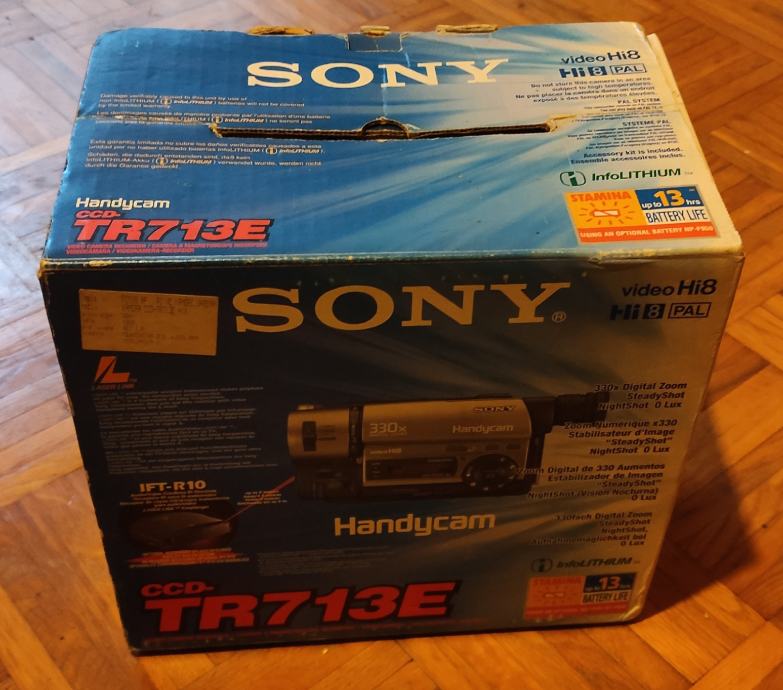 Analogna videokamera Sony CCD-TR713E