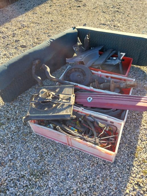 Karoserijski deli in avtosedeži Reno 5