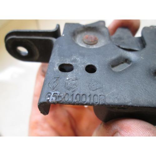 ZAKLEP POKROVA MOTORJA OEM N. 656010010R ORIGINAL REZERVNI DEL RENAUL