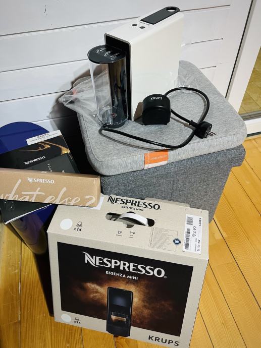 Kavni aparat Nespresso Essenza Mini, nov