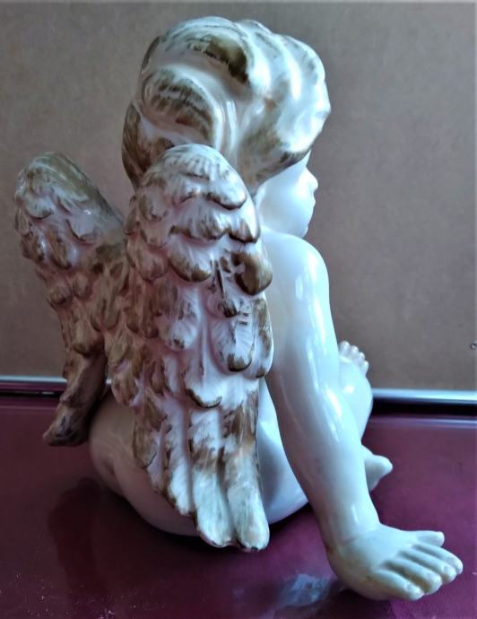 Angel z zlatimi krili - porcelanasta skulptura iz leta 1920