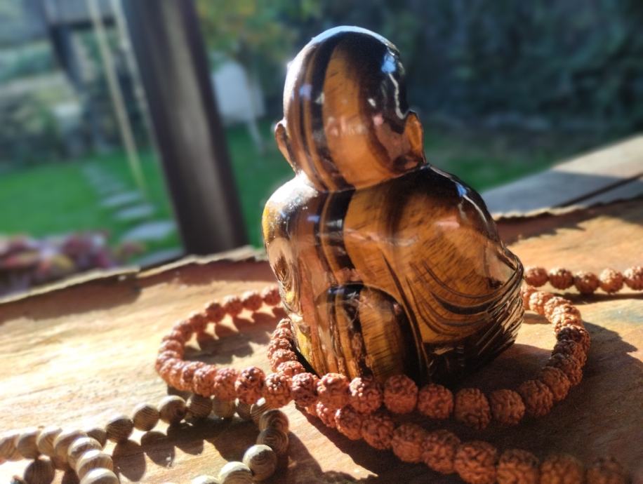 Buda Kipec iz Kristala (Tigrovo Oko)