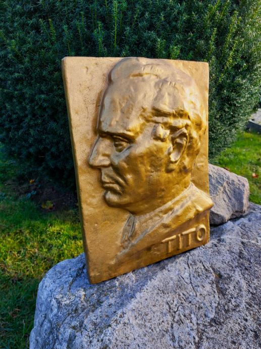 JOSIP BROZ TITO portret relief gips pozlačen 15 eur