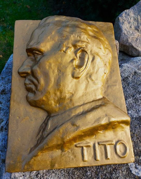 JOSIP BROZ TITO portret relief gips pozlačen 15 eur