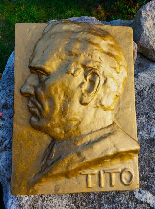 JOSIP BROZ TITO portret relief gips pozlačen 15 eur