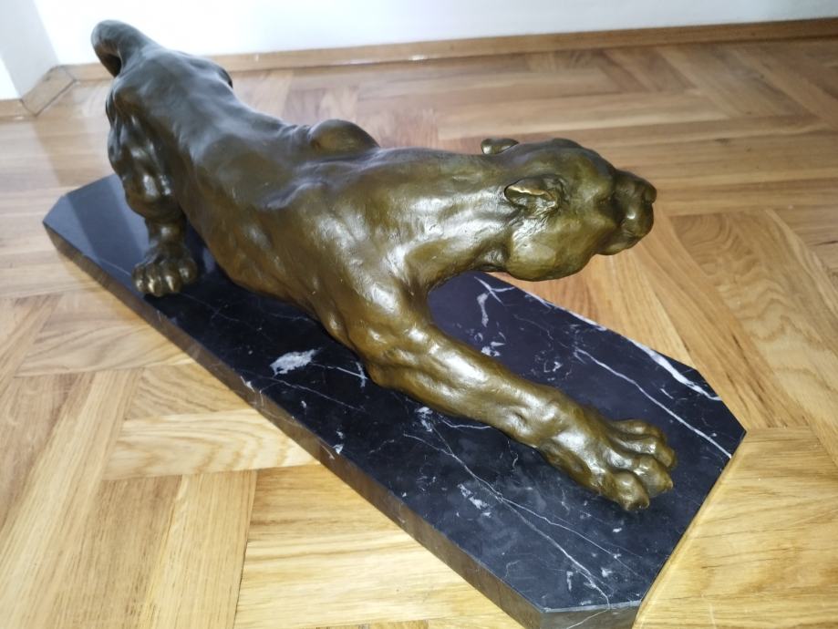 Puma Bronza na mramoru