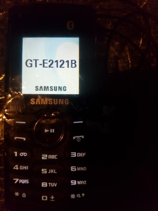 Klasicni mobilni telefon mobitel samsung