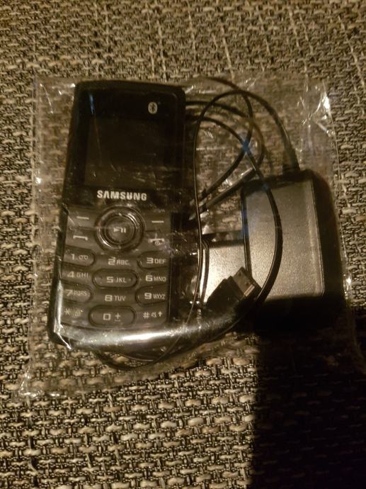 Klasicni mobilni telefon mobitel samsung