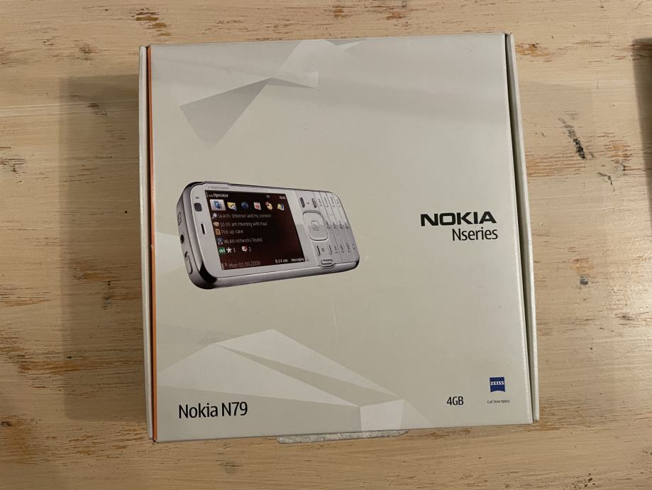 Nokia N79 s tremi ovitki