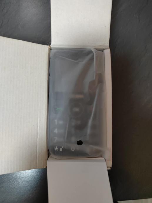 Nov mobilni telefon ALCATEL za starejše ljudi velike tipke in črke.