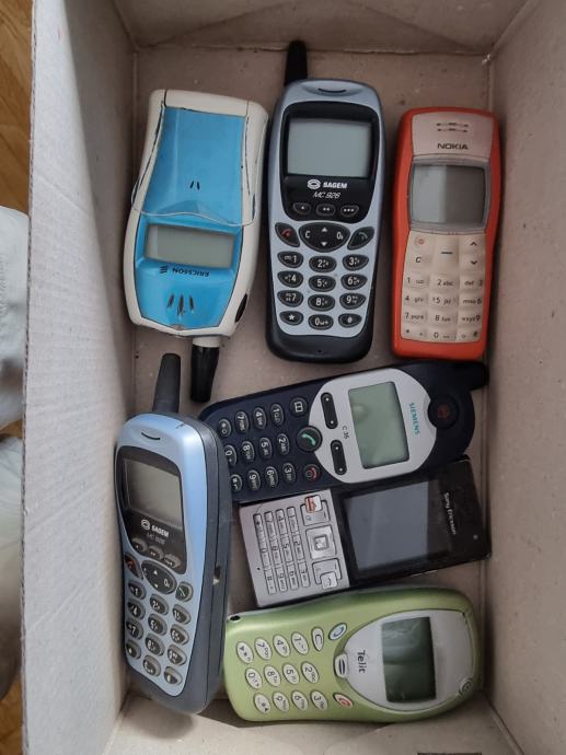Več starih mobilnih telefonov
