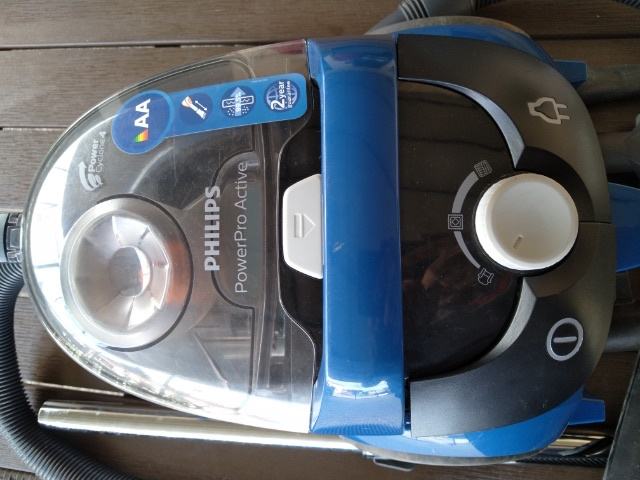 Sesalnik PHILIPS PowerPro Active