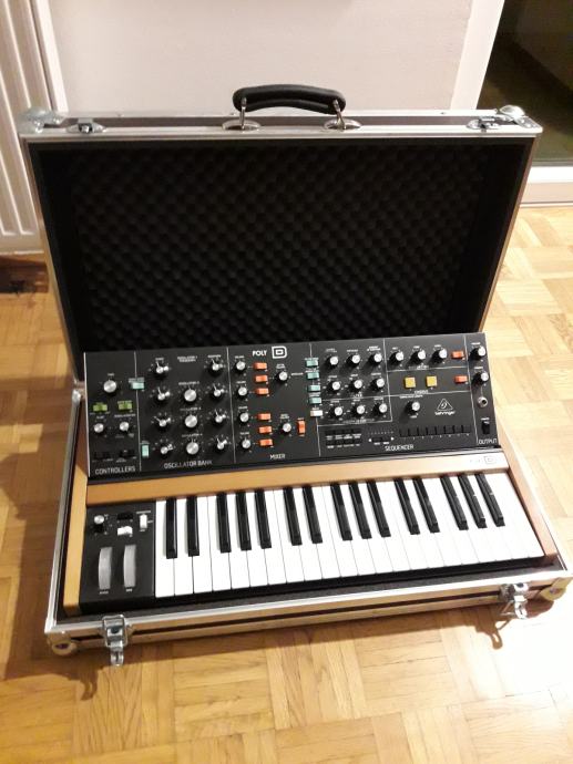 Analogni synthesizer Behringer Poly D + kovček
