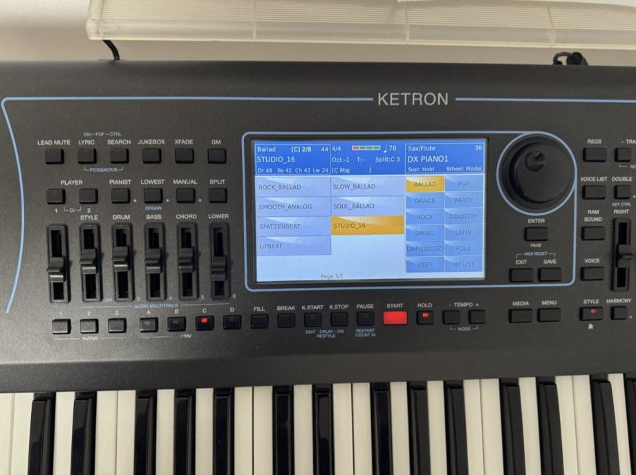 Aranžer Ketron SD 7, torba, stalak za klavijature