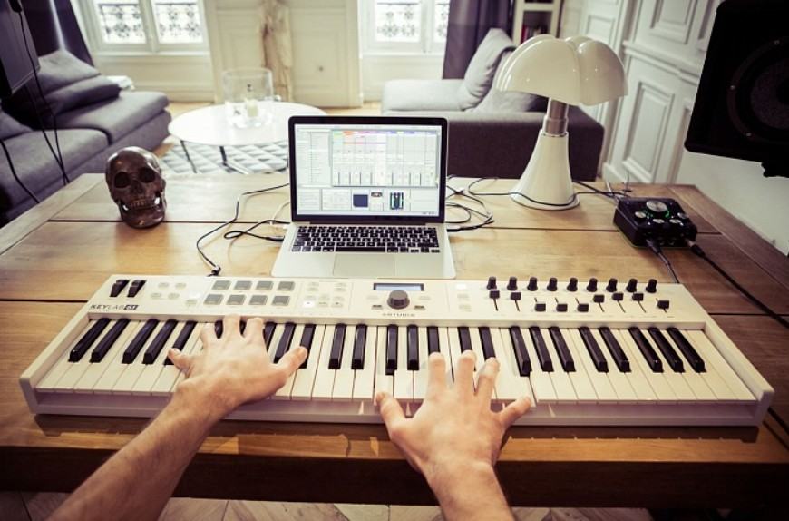 Arturia Keylab Essential 61 BELI klaviatura 61 tipk