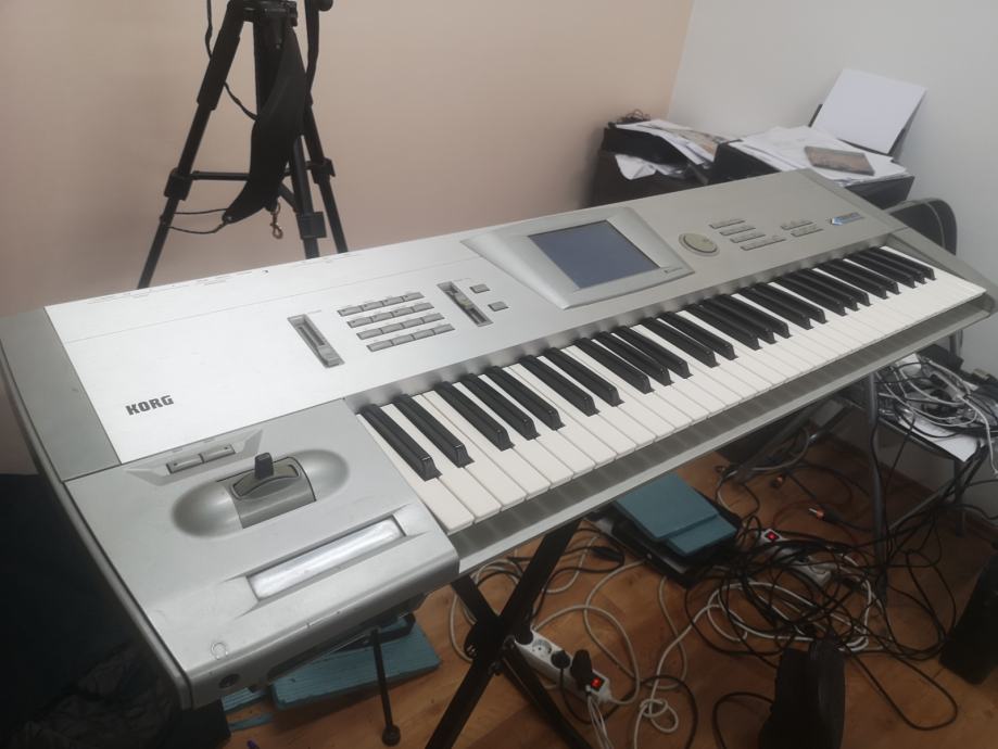 Korg Trinity 61 synthesizer/workstation + Gator case