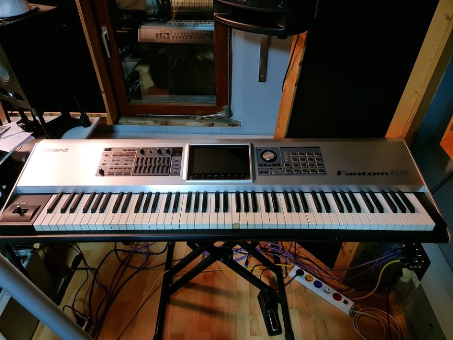 Prodam ROLAND FANTOM G8 + flight case