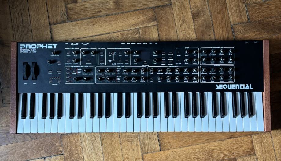 Sequential Prophet Rev2 16-voice + Thomann bag