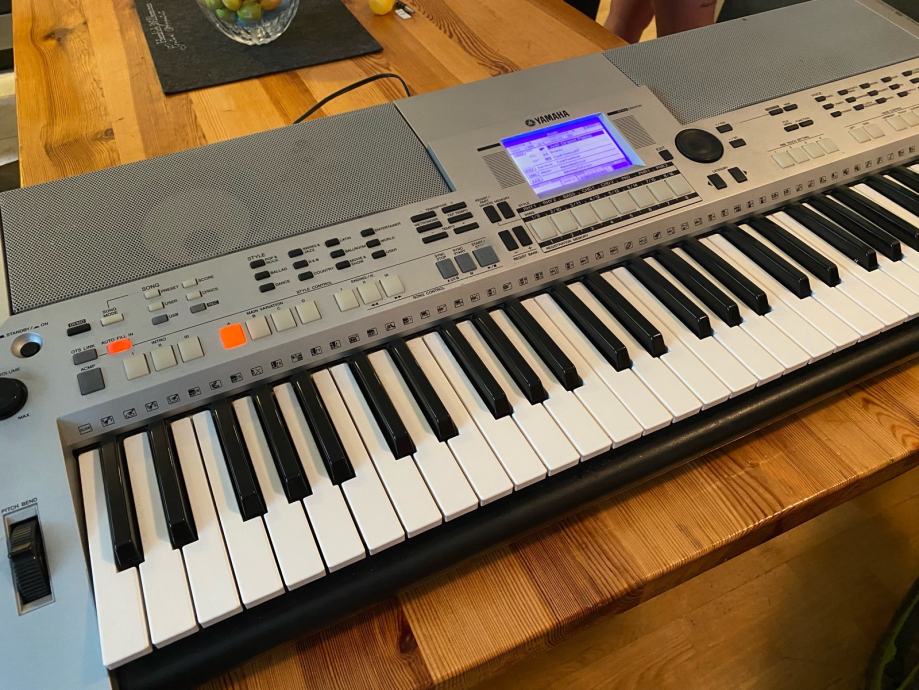 Yamaha psr s 550