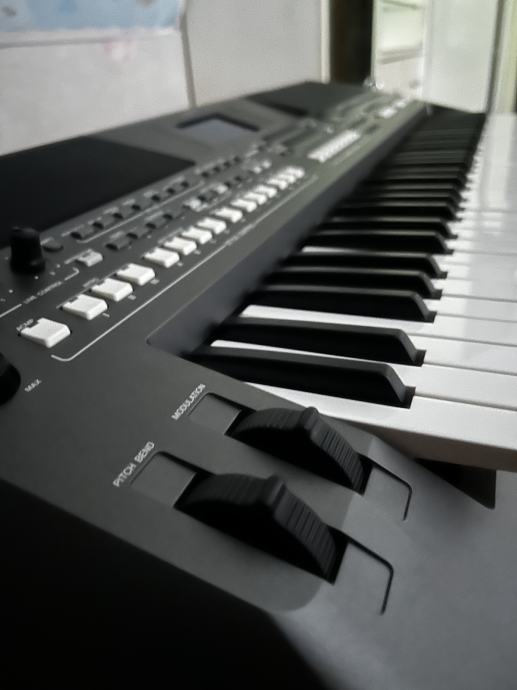 YAMAHA PSR - S670