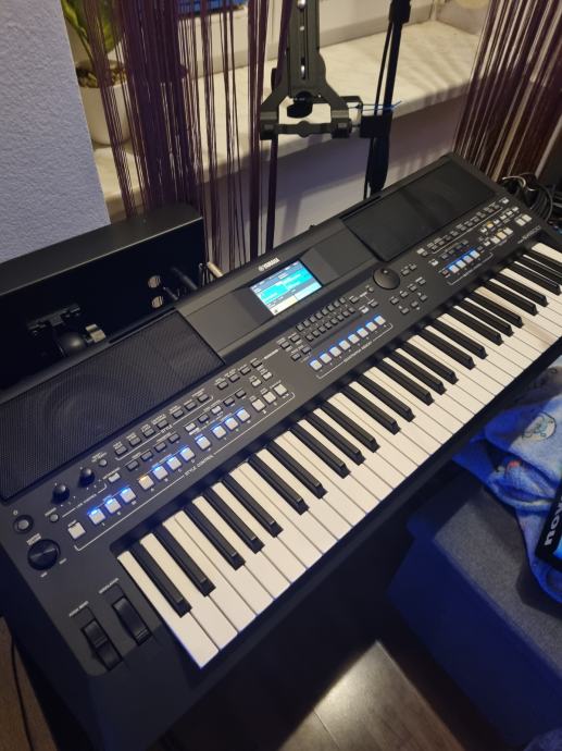 Yamaha PSR-sx 600 ( 470evrov) in Novation Bassstation 2 (280 evrov)