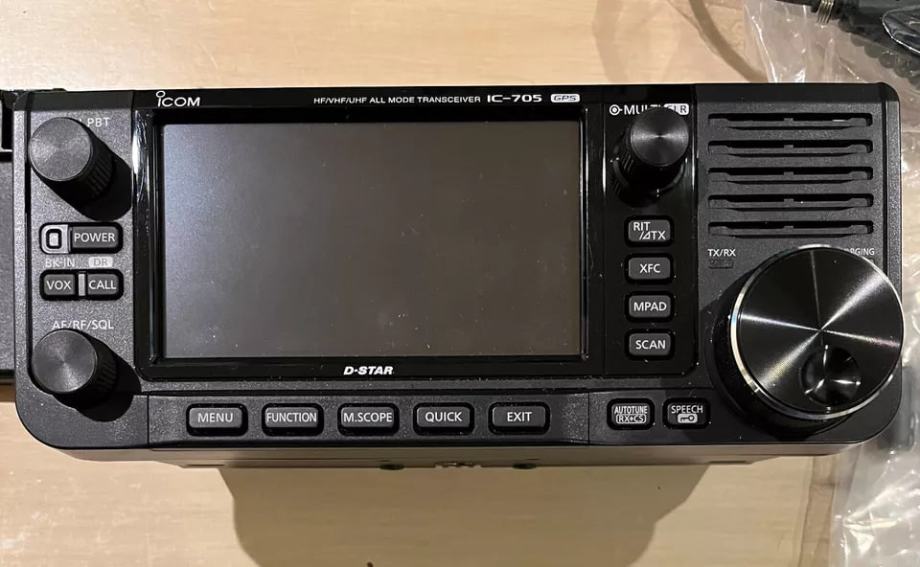 Icom IC-705 s tunerjem Icom AH-705 in nosilcem antene