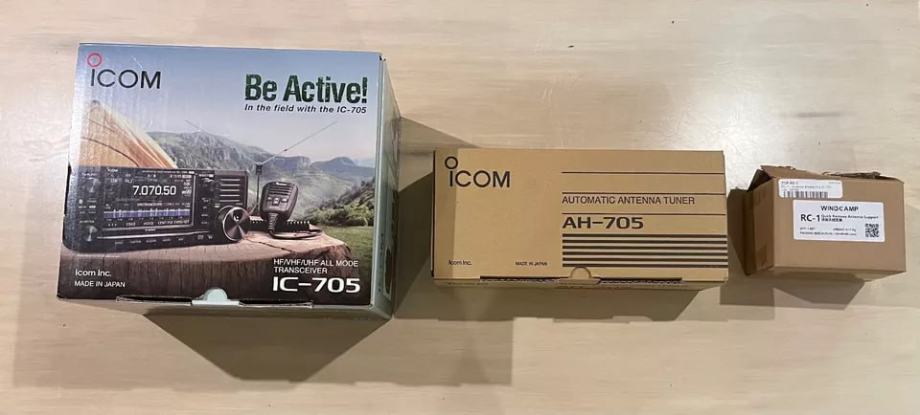 Icom IC-705 s tunerjem Icom AH-705 in nosilcem antene