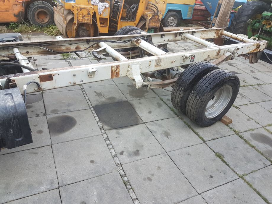 podvozje za gozdarsko prikolico