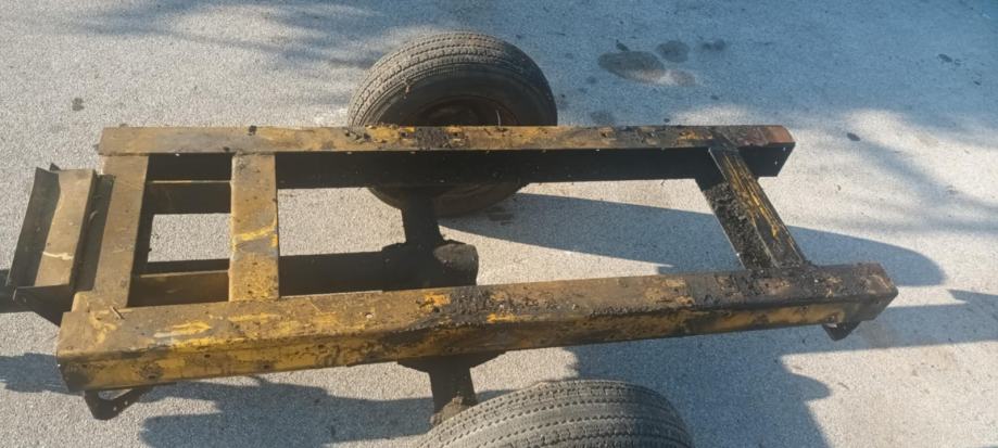 Prikolica podvozje za traktor