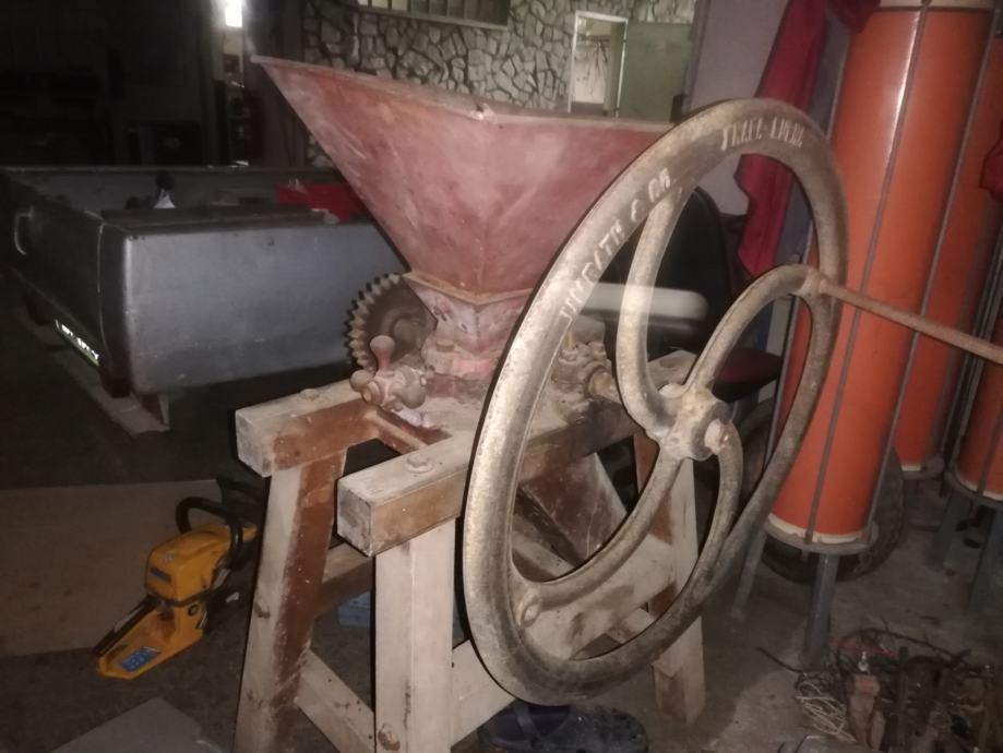 Prodaja se starinski mlin za zrnje