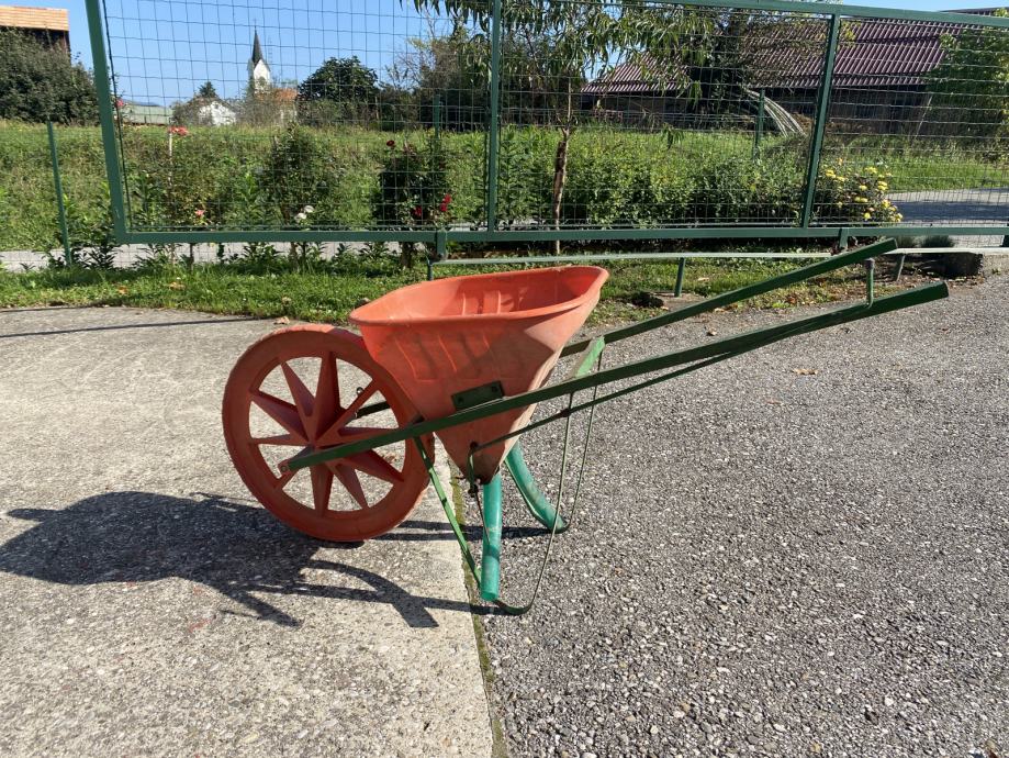 Samokolnica za umetno gnojilo