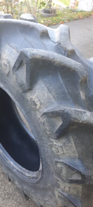 Traktrorska guma Pireli sprednja 320/85R20