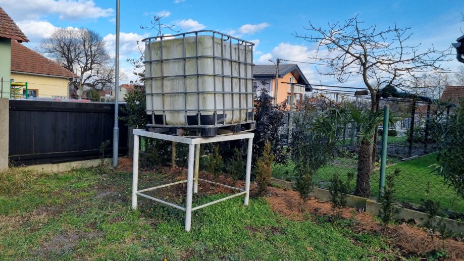 ZBIRALNIK / REZERVOAR ZA VODO IN DEŽEVNICO + PODSTAVEK