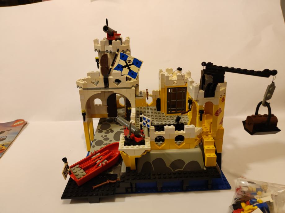 LEGO 6276 El Dorado in 6277 Imperial trading post
