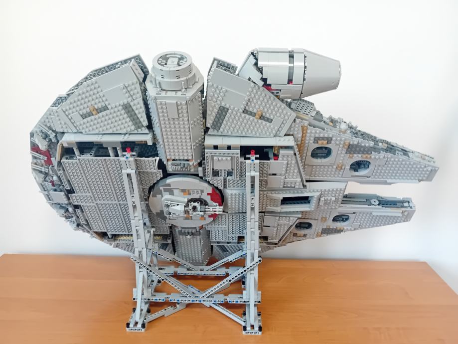 Lego 75192 Millennium Falcon UCS s stojalom