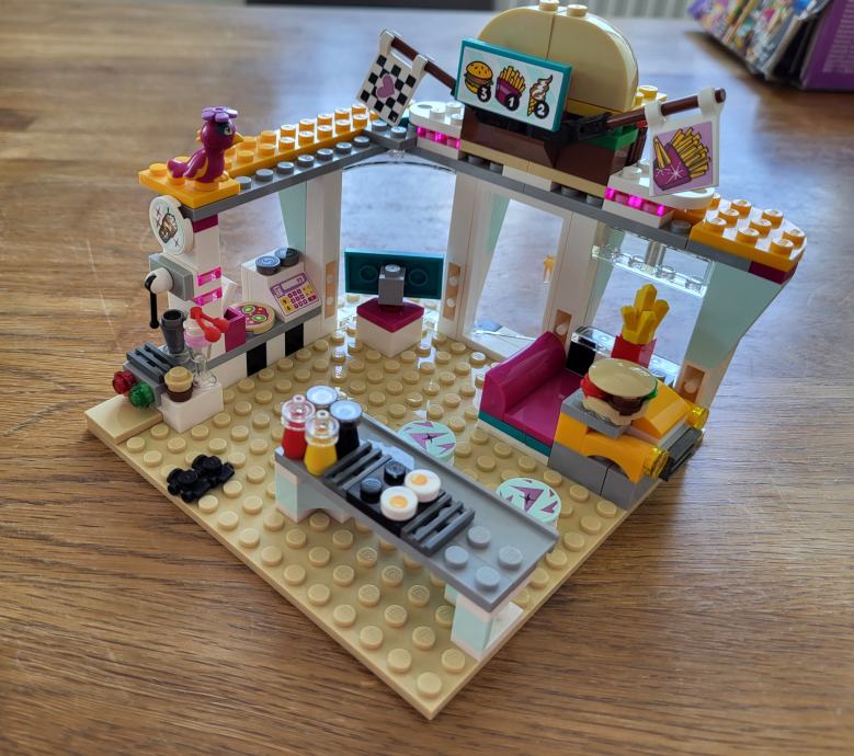 LEGO FRIENDS Restavracija na dirkališču 41349