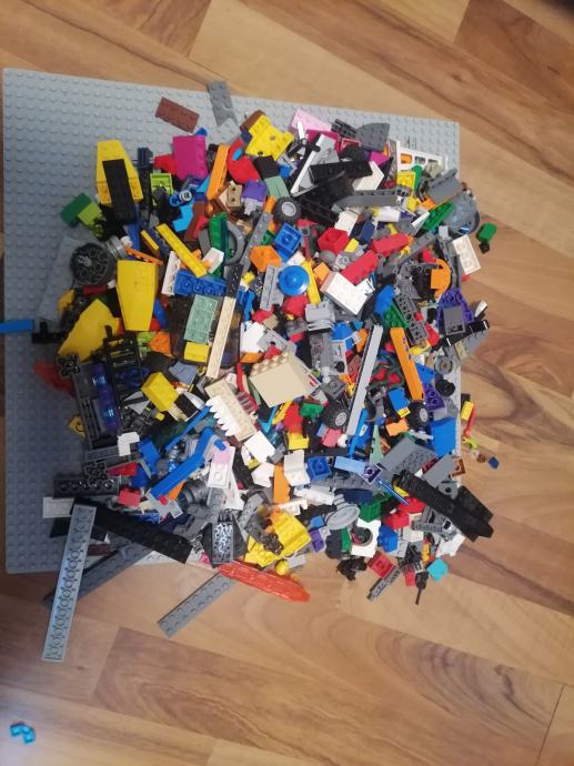 Lego kocke - mešane, plus podloga