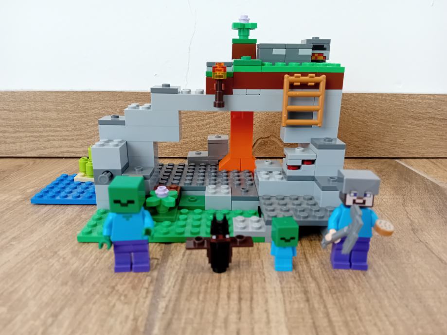 Lego kocke Minecraft 21141 The Zombie Cave
