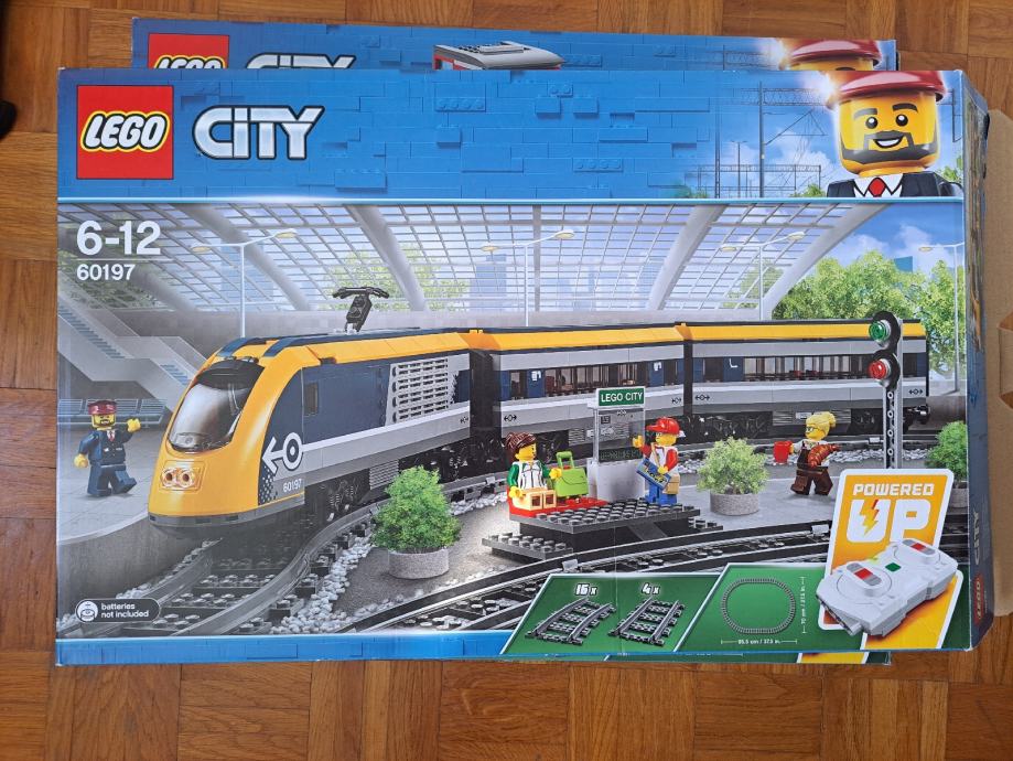 Lego potniški vlak 60197 in tovorni vlak 60198