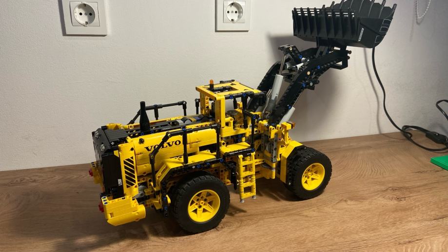 Lego Technic 42030 Volvo L350F Wheel Loader