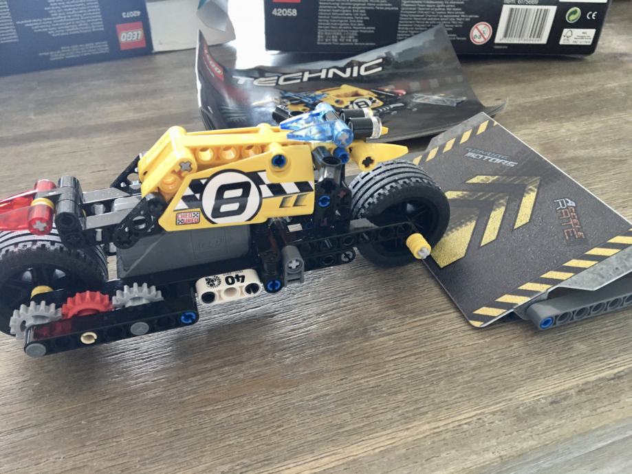 Lego Technic 42058: dirkalni motor