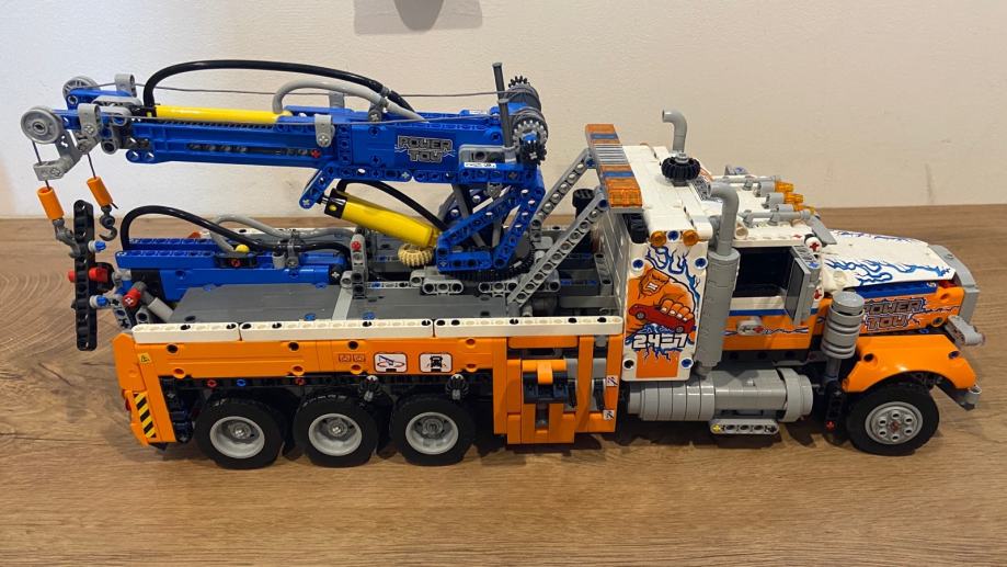Lego Technic 42128 Heavy-Duty Tow Truck