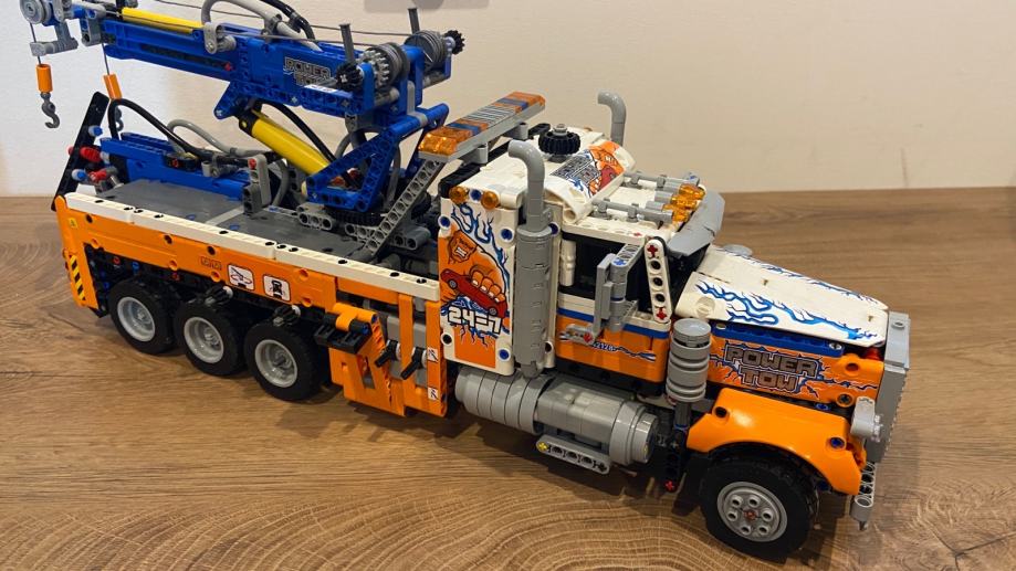 Lego Technic 42128 Heavy-Duty Tow Truck