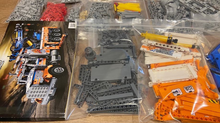 Lego Technic 42128 Heavy-Duty Tow Truck