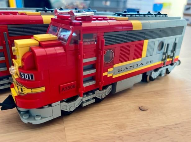 Omejena izdaja LEGO Santa Fe 10020 z zbirko kočij