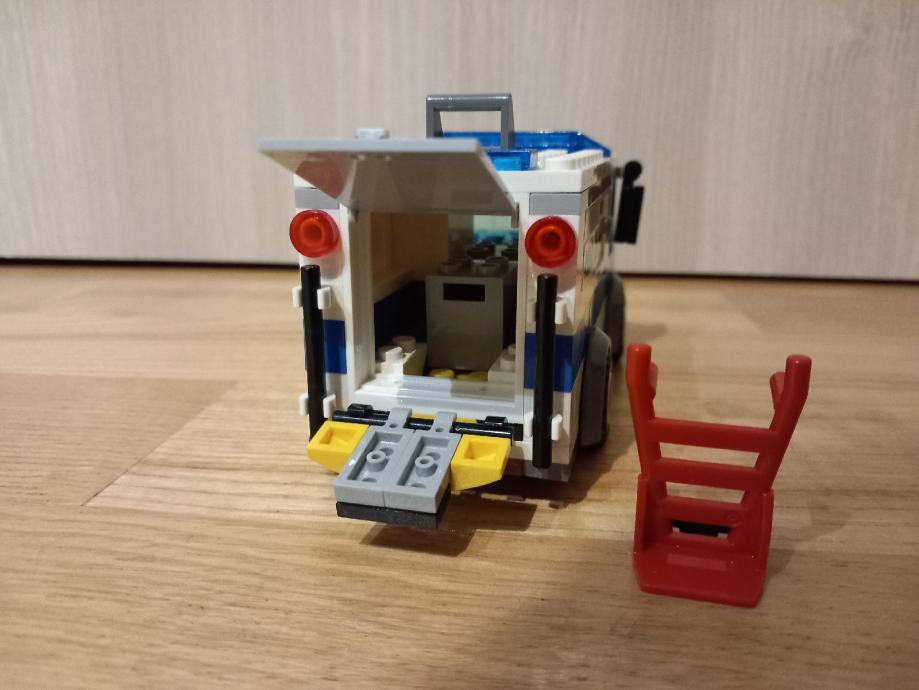 Prodam lego policijski kombo 60142