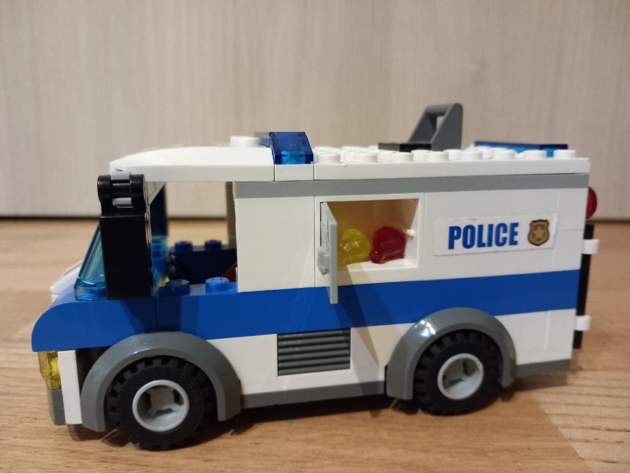 Prodam lego policijski kombo 60142