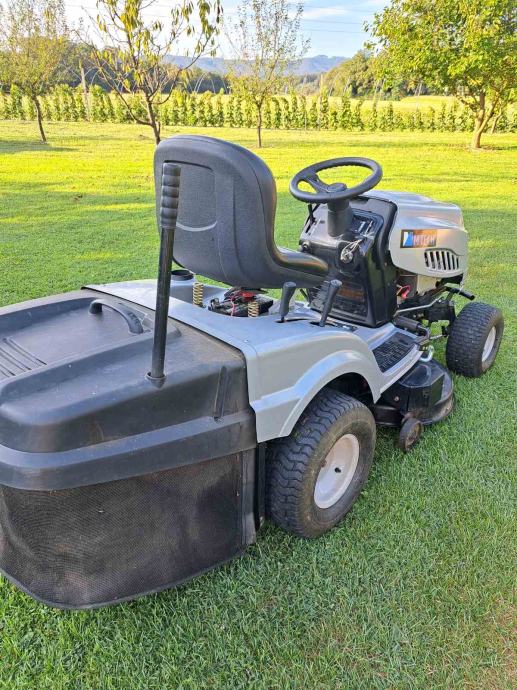 Vrtni traktor MTD