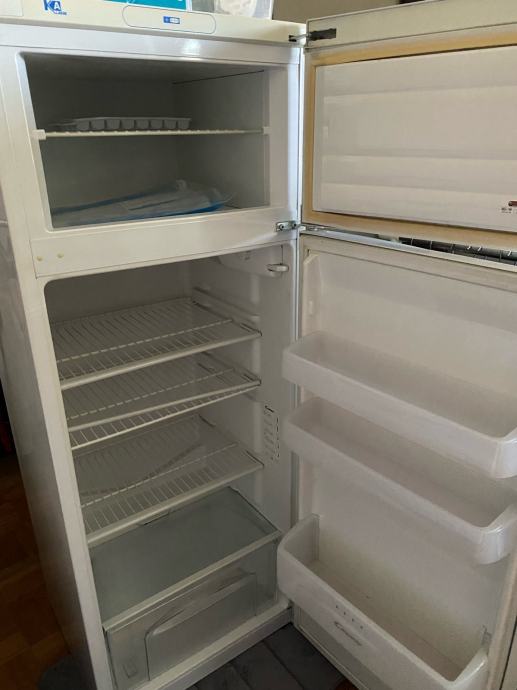 Hladilnik z zamrzovalnikom Candy 220l